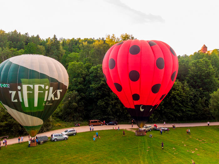 Lidojums ar gaisa balonu virs Rundāles VIENAM / DIVIEM - GribuAtpusties.lv